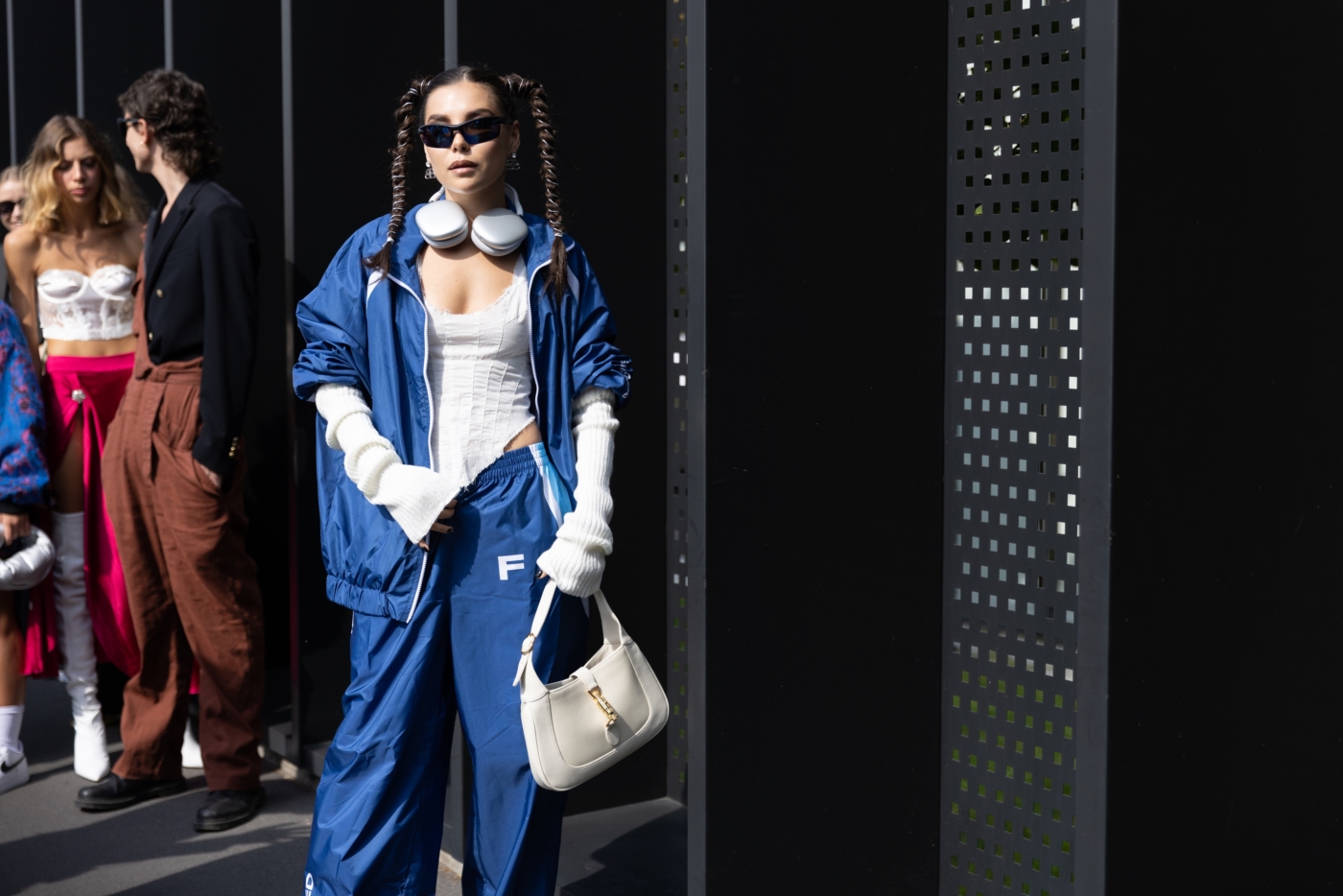 Moda lat 90. - dekada kiczu czy era kultowych trendów?