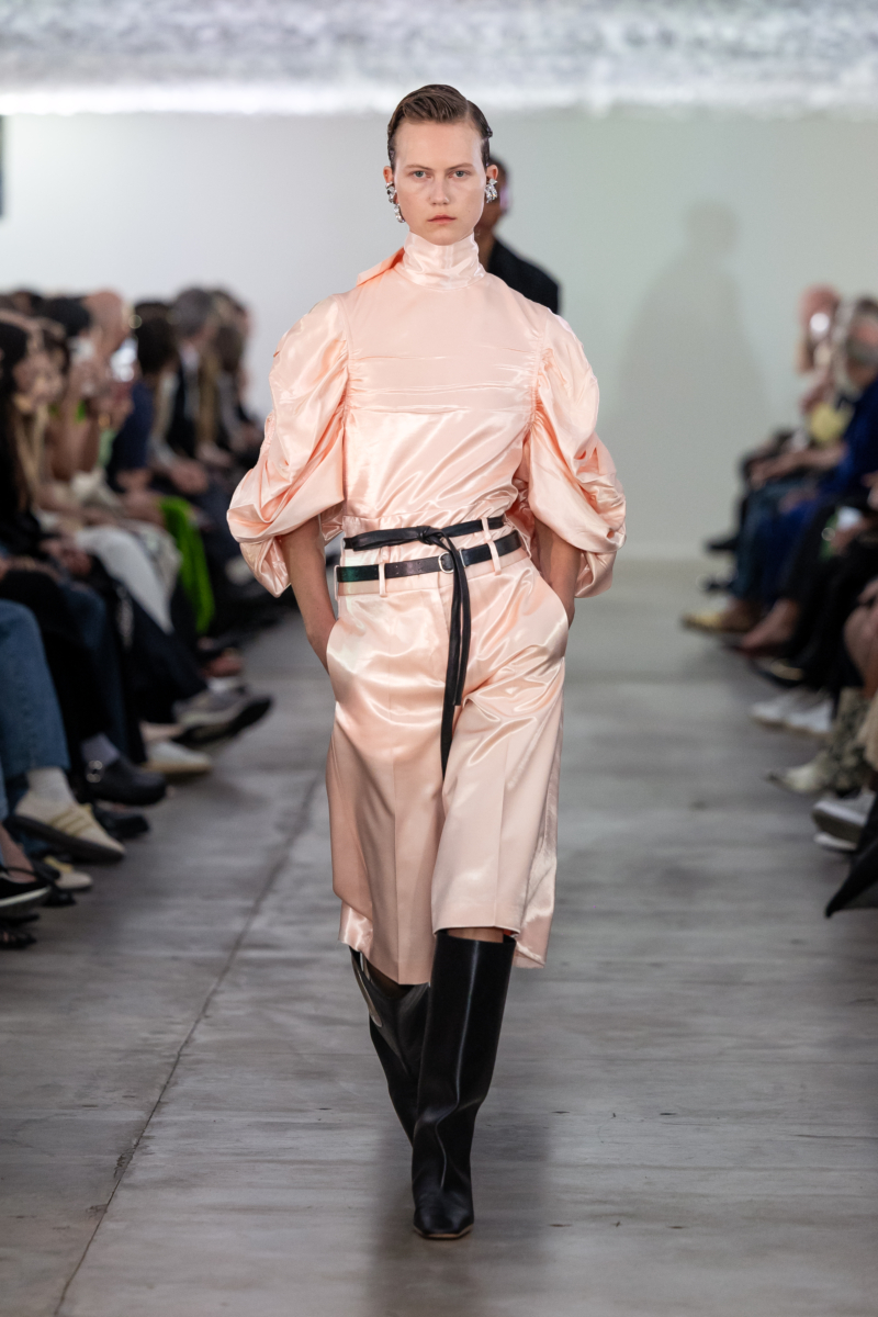 Modne kolory wiosna-lato 2024 – te barwy są hitem sezonu - Modivo runway