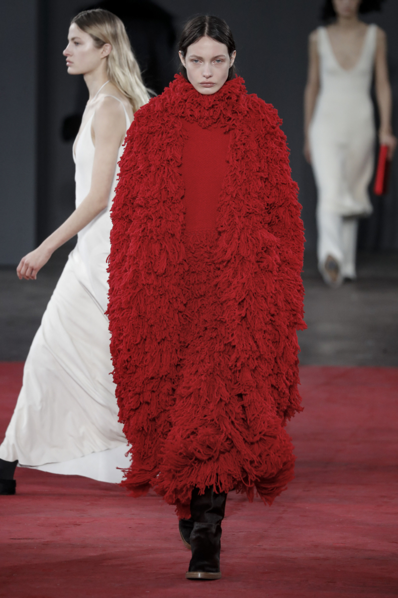 Modne kolory jesień-zima 2024/2025 – te barwy zdominują trendy