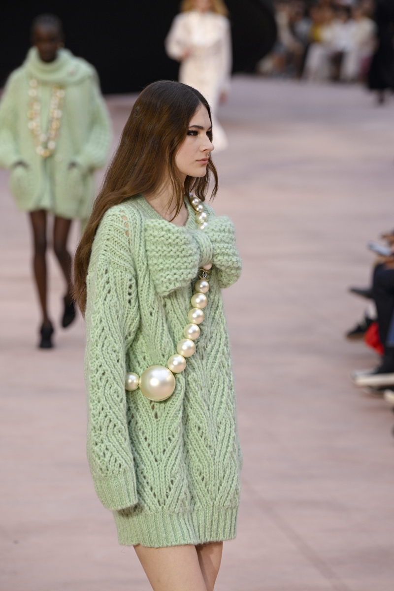 Modne swetry damskie na jesień i zimę 2025/2026